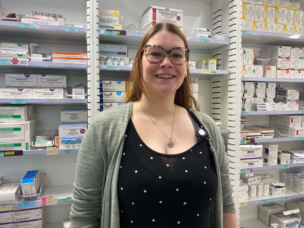 Elle est assistante technique senior en pharmacie - Bleu FM - Sainte ...